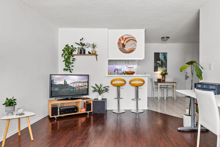 1 Br Retro Modern With View Of The Hollywood Hills - Park La Brea Apartments - Los Angeles