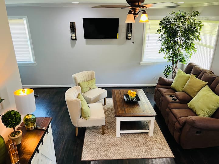 Cheerful 3 Bedroom Home With 7 Beds - Birmingham, AL