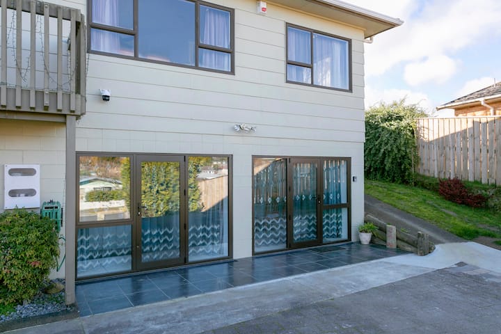Cozy New Family Home With Plenty Of Parking Space - Taupō