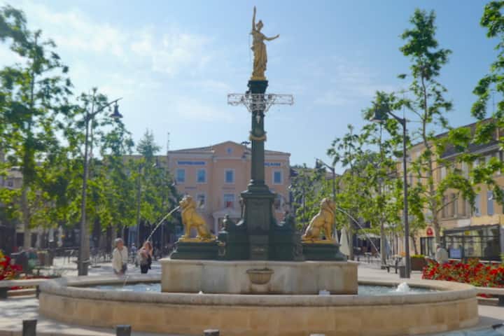 Jolie Appartement Sur La Place De La Mairie - Le Cannet-des-Maures