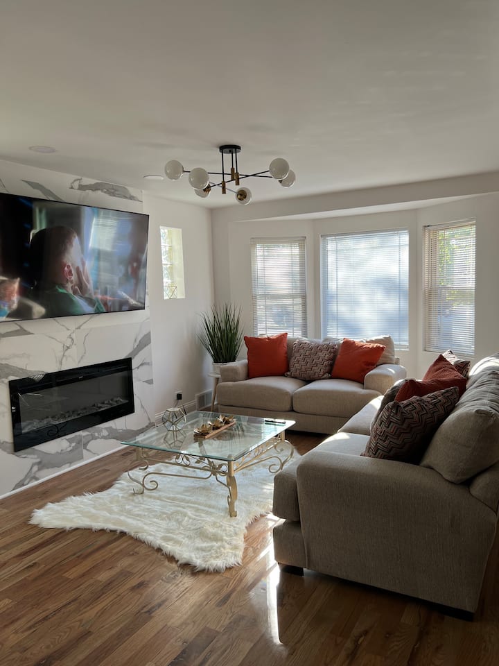 Spacious Chicago Home Close To Dining &Attractions - Chicago, IL