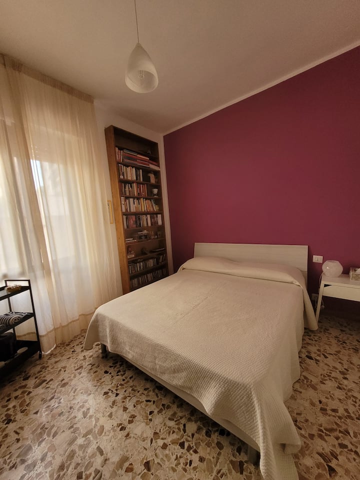La Camera Viola Di Soya A Cagliari. - Cagliari