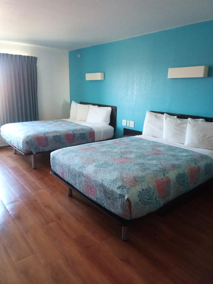 (2) Queen Bed Deluxe Private Room. - Three Rivers, TX