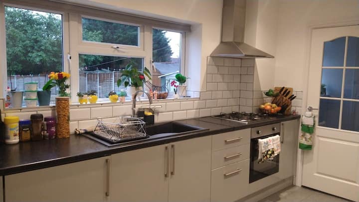 Comfortable Double  Bedroom. - Leamington Spa