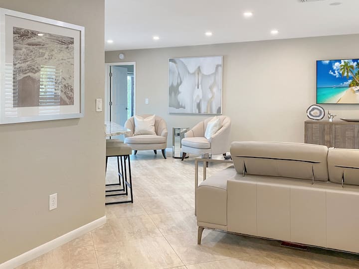 Newly Renovated, Beach Close & Pet Friendly - Naples, FL