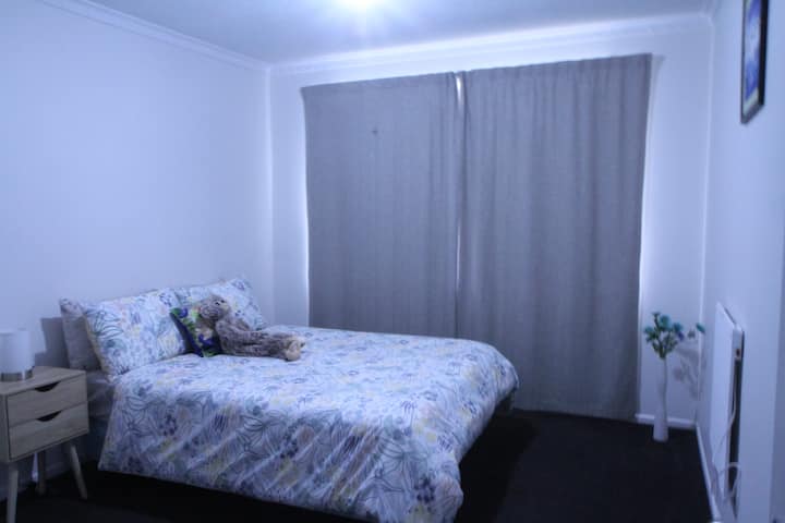 Double Bedroom With A Queens Bed -