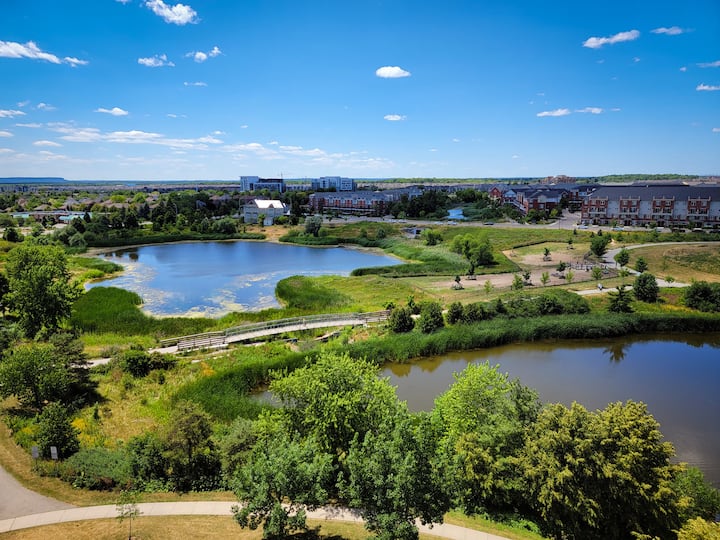 Romantic Oasis With Stunning Views & Amenities - Oakville