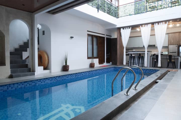 Radja House Villa Dgn 10 Kamar Tidur (24 Orang) - Bandung