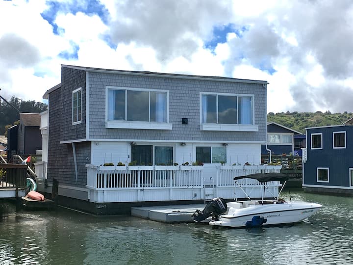 Modern And Spacious 2 Bedroom Houseboat Living - Mill Valley, CA