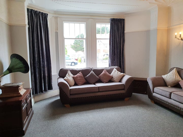 Double Bedroom In Lovely Hotel In Rhos On Sea - Rhos-on-Sea