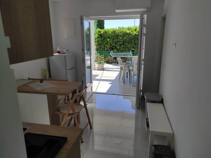 Apartment With Terrace And Garden (Right) - Jezera