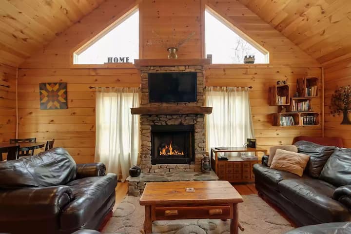 Welcome To “Bearfoot" Log Cabin!-lake Access - Lake Lure, NC