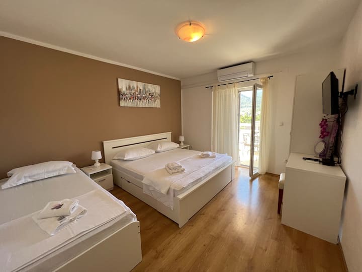 Apartment With Swimming Pool In Stari Grad - Stari Grad