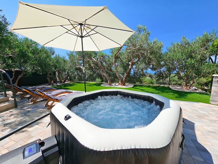 Apartment For 6 Persons With Jacuzzi, Quiet Place - Makarska