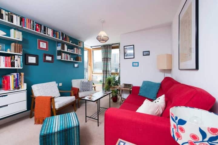 Homely 1bd Canal Side Flat With Balcony, Camden - London