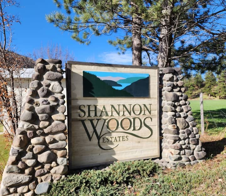 Spacious 2 Bedroom Suite With Private Hot Tub - West Kelowna