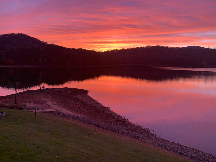 180’ Lakefront With Incredible Mountain Sunsets - Hiawassee