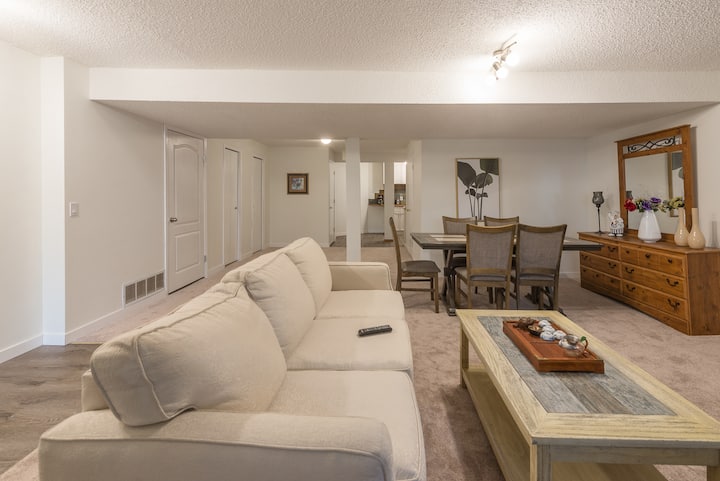 Private  Spacious  Walk-out Unit (1000m Internet) - Calgary