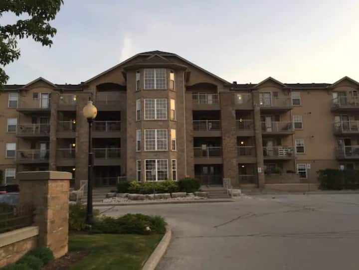Mid-rise Condo Furnished With 2 Bedrooms / 2 Bath - Oakville