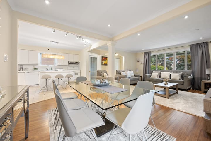 Cheerful 3bedroom Home-nice Backyard-free Parking - Toronto