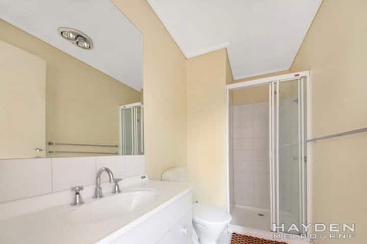 One Bedroom Apartment With Free Parking - Melbourne