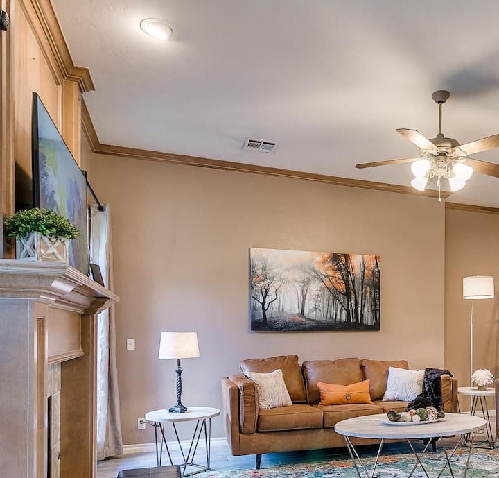 Bright & Cozy 4 Bedroom Home With Peaceful Views - Edmond, OK
