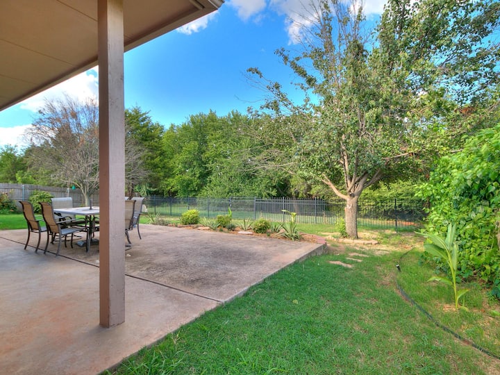 Bright & Cozy 4 Bedroom Home With Peaceful Views - Edmond, OK