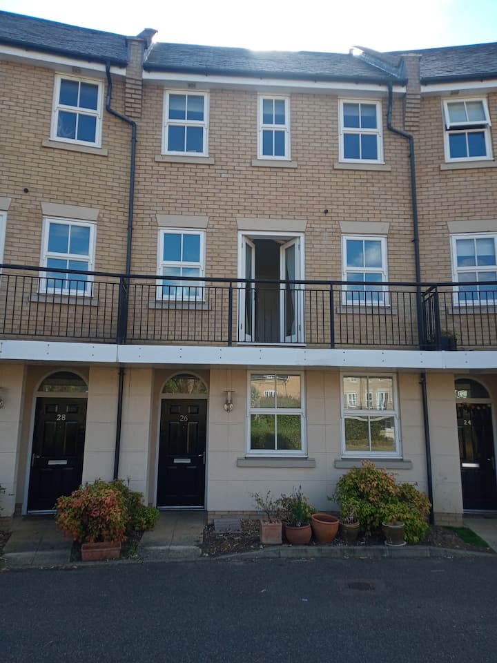 Modern Townhouse Large  Bedroom2 Ensuite Bathroom - Chelmsford