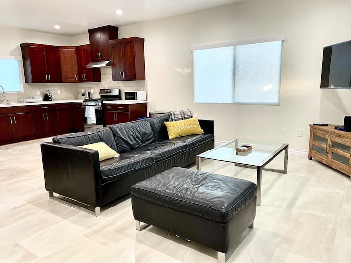 Clean And Lean, 2 Bedroom 2 Bath Newly Built Home. - Huntington Beach, CA