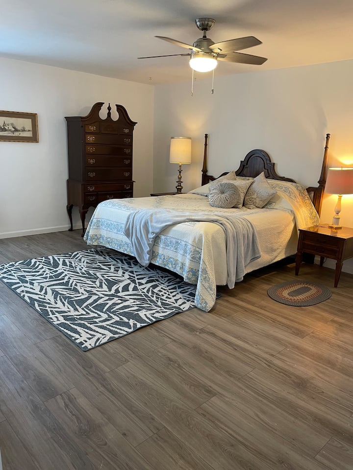 Comfortable Two Bedrooms One Bathroom Apartment - Charleston, WV