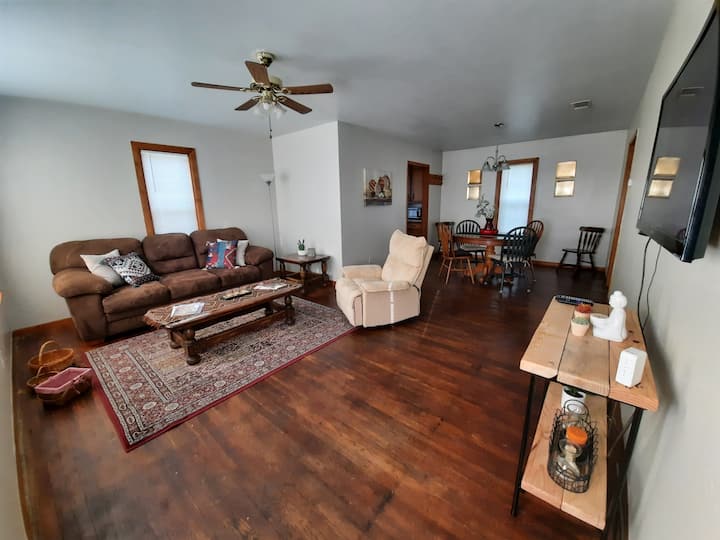 Cozy 2 Bedroom Home, Close To Town Square. - Lockhart State Park, Lockhart