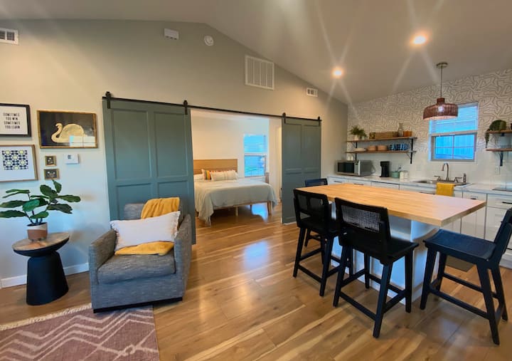 Deluxe Studio W/great Location! Sleek & Stylish! - Joplin
