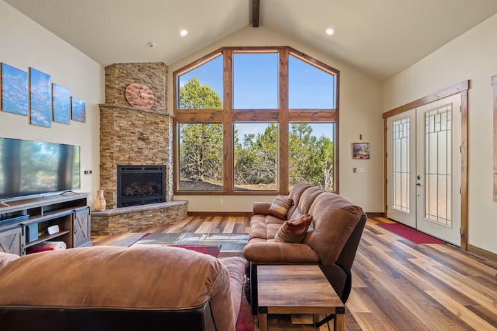 New Luxury Cabin Bordering Zion! 3 King Beds/baths - Utah