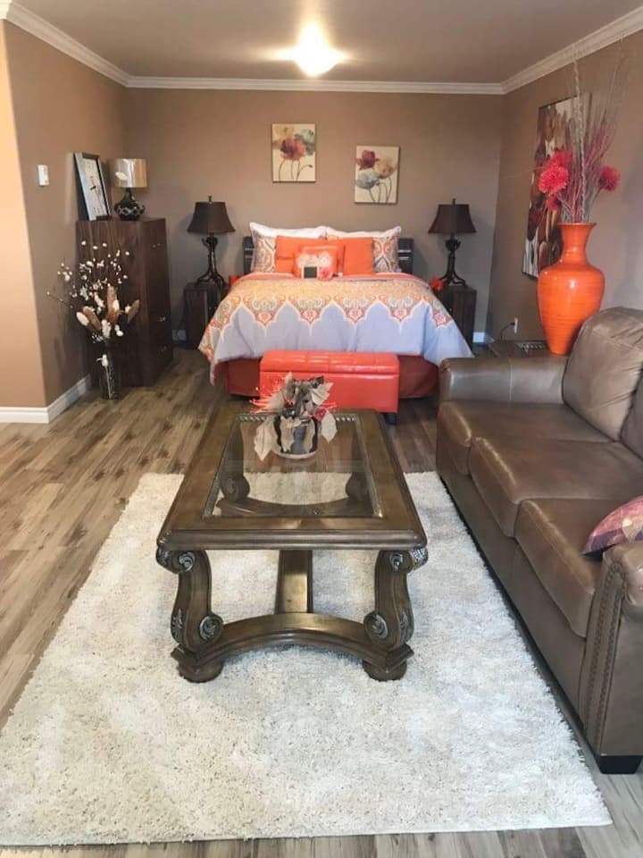 Sir William Henry Suite, 1 Queen Bedroom - Grand Falls-Windsor