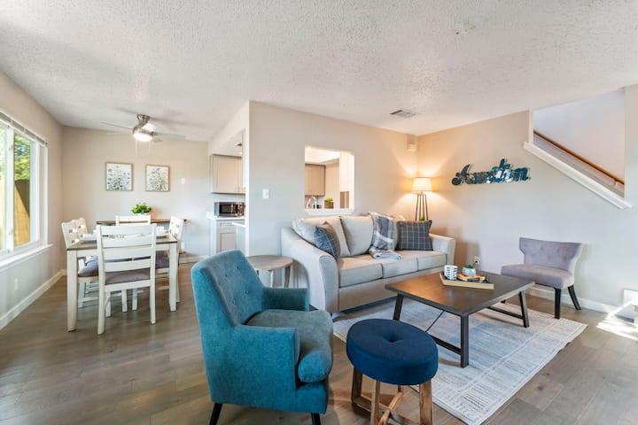 Roomy Renovated Duplex W/ Yard~parking~fast Wi-fi! - Great Hills - Austin