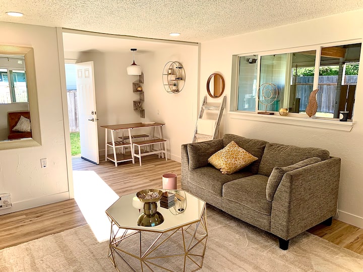 A | Pet Friendly Suite W/ Yard 1 Block From Lake - Steilacoom, WA