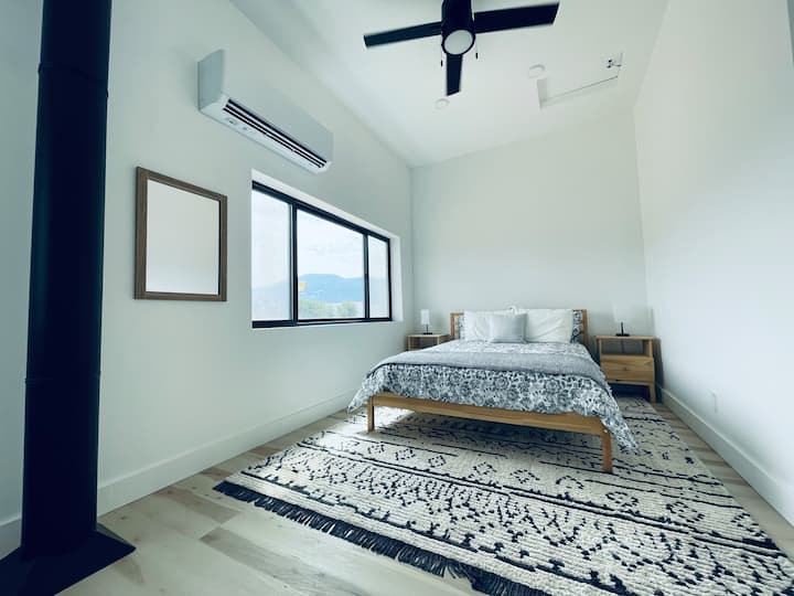 Artist’s Loft
A Unique Artist’s Studio Experience - Cedar City, UT