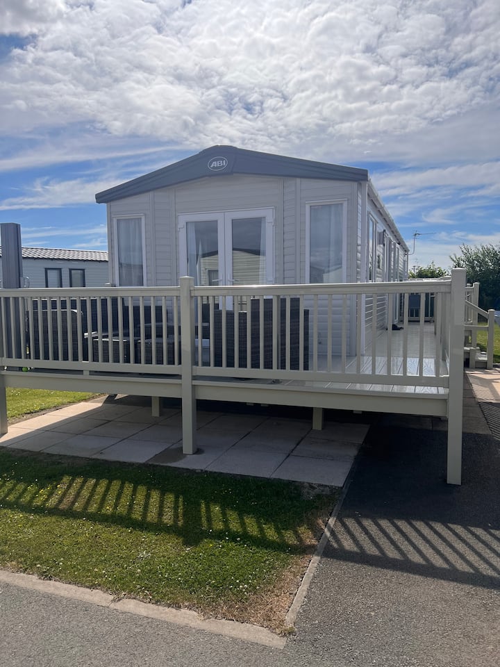 Delightful 8 Birth Static Caravan In Mablethorpe - Mablethorpe