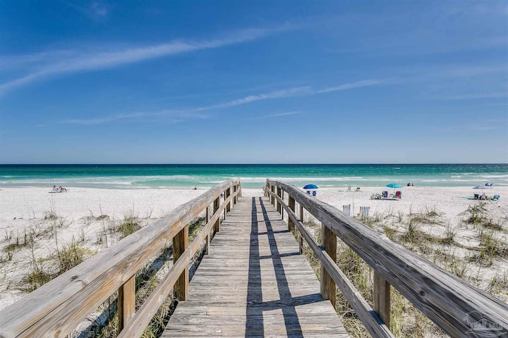Cozy Beachside Condo Sleeps 8! Mins From Sand+pool - Pensacola Beach, FL