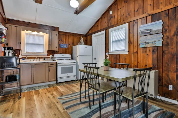 Charming And Cozy Cottage In Laconia - Laconia, NH