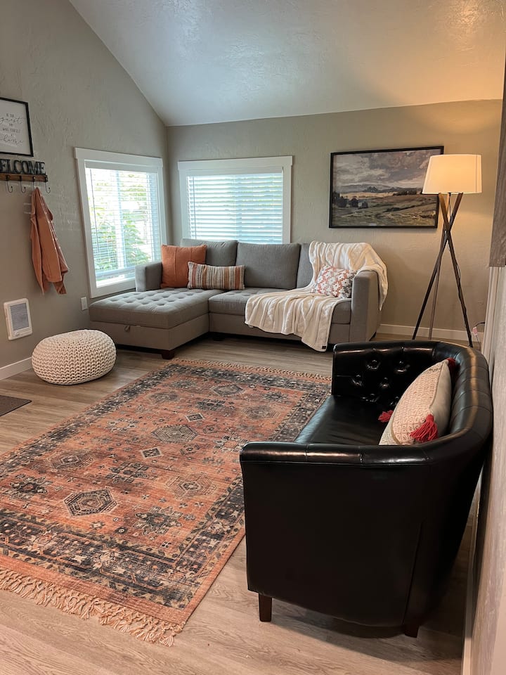 Prime Location. Freshly Renovated, 2-bedroom House - Springfield, OR