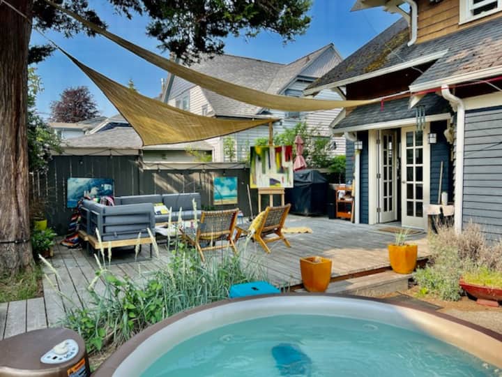 Charming North End Escape + Hot Tub - Tacoma, WA