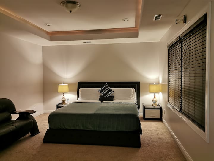 Luxurious 1 Bedroom Suite With Jacuzzi & King Bed - Hobart, IN