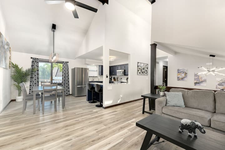 Stylish Modern 4/3 Family Home In Overland Park - Overland Park, KS