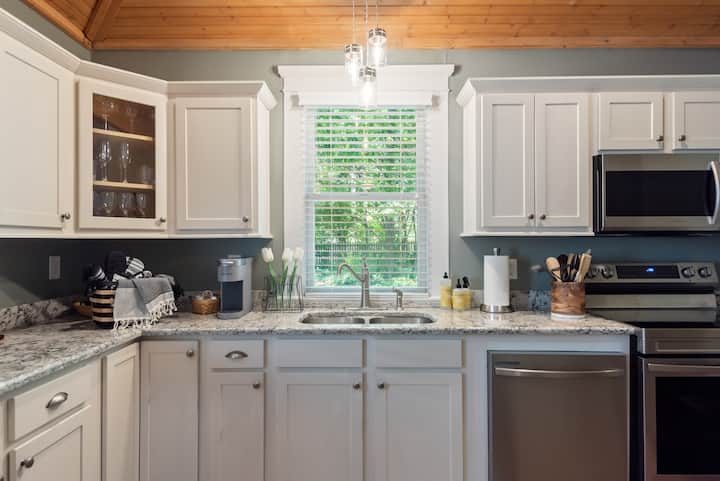 Cheerful 3 Bed Home - Walk To Everything - Knoxville, TN