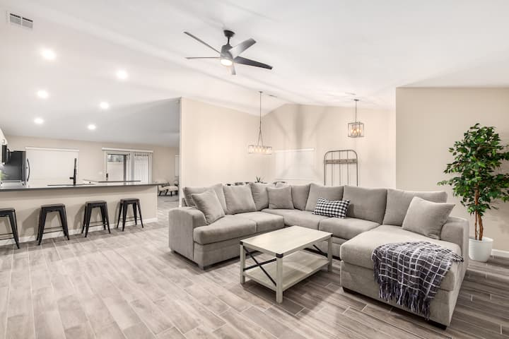 Walk To Stadium! 3 Or 4 Bedroom Option! Pets Ok - Glendale, AZ