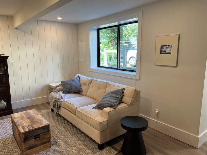 Beautifully Renovated One Bedroom Garden Suite. - Victoria, Canadà