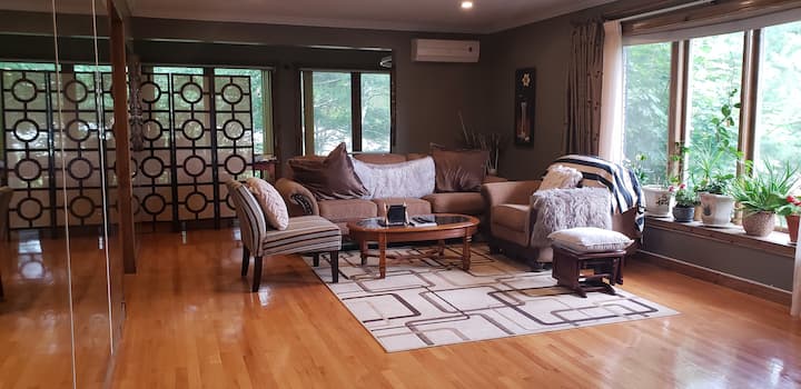 Queen Bedroom 2 Walking Distance To Champlain Mall - Moncton