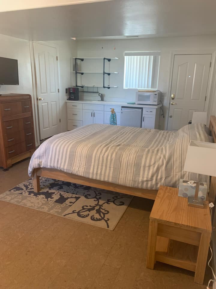 Quiet, Adorable Queen Bed,  Bath W/parking On Site - Prescott