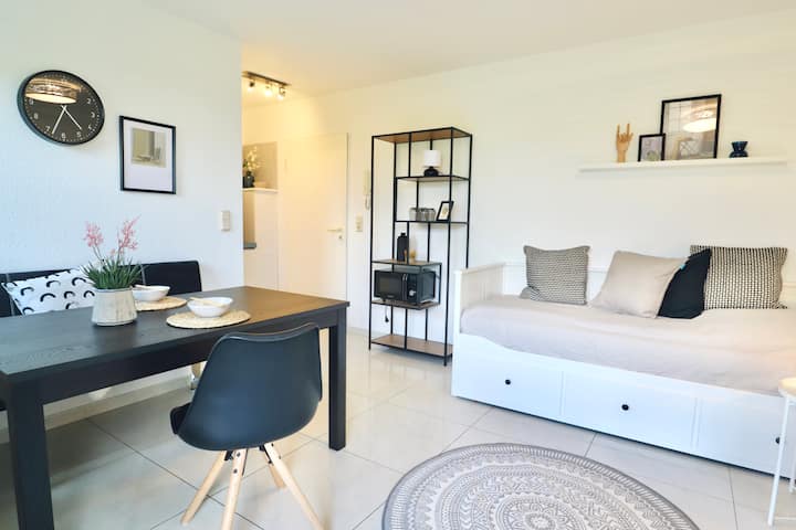Modernes Apartment Mit Balkon In Düsseldorf - Düsseldorf
